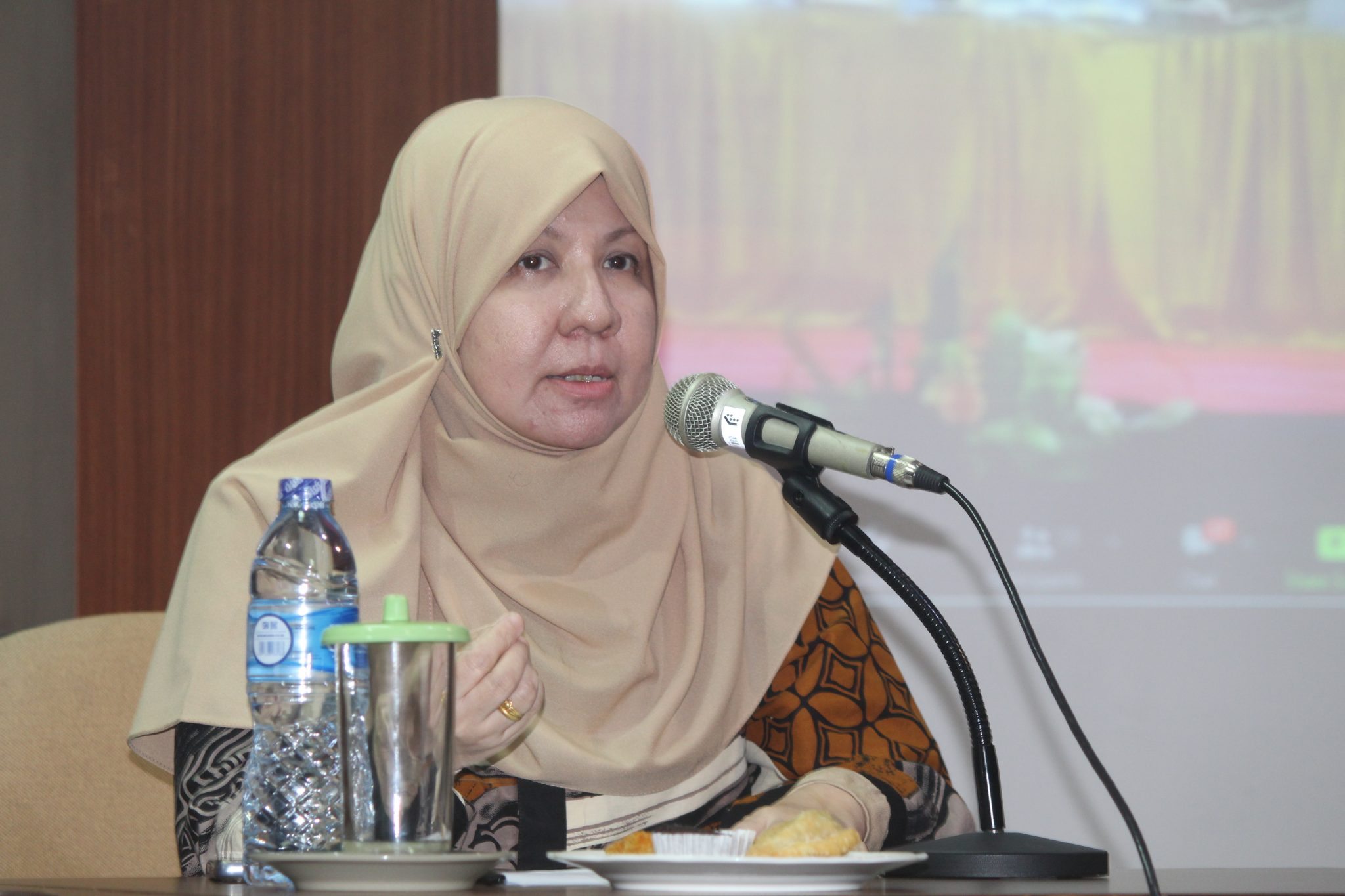 Dr. Dina Sulaeman: Konflik Timur Tengah Sengaja Dirawat Barat – Ikmal ...